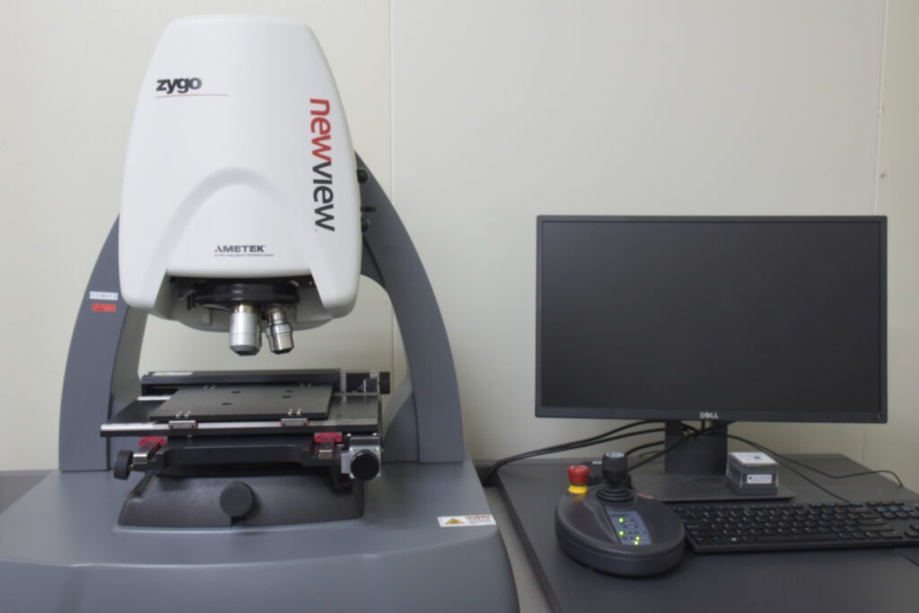 非接触表面性状測定機 / NewView8300 | 設備一覧 | 株式会社クリスタル光学